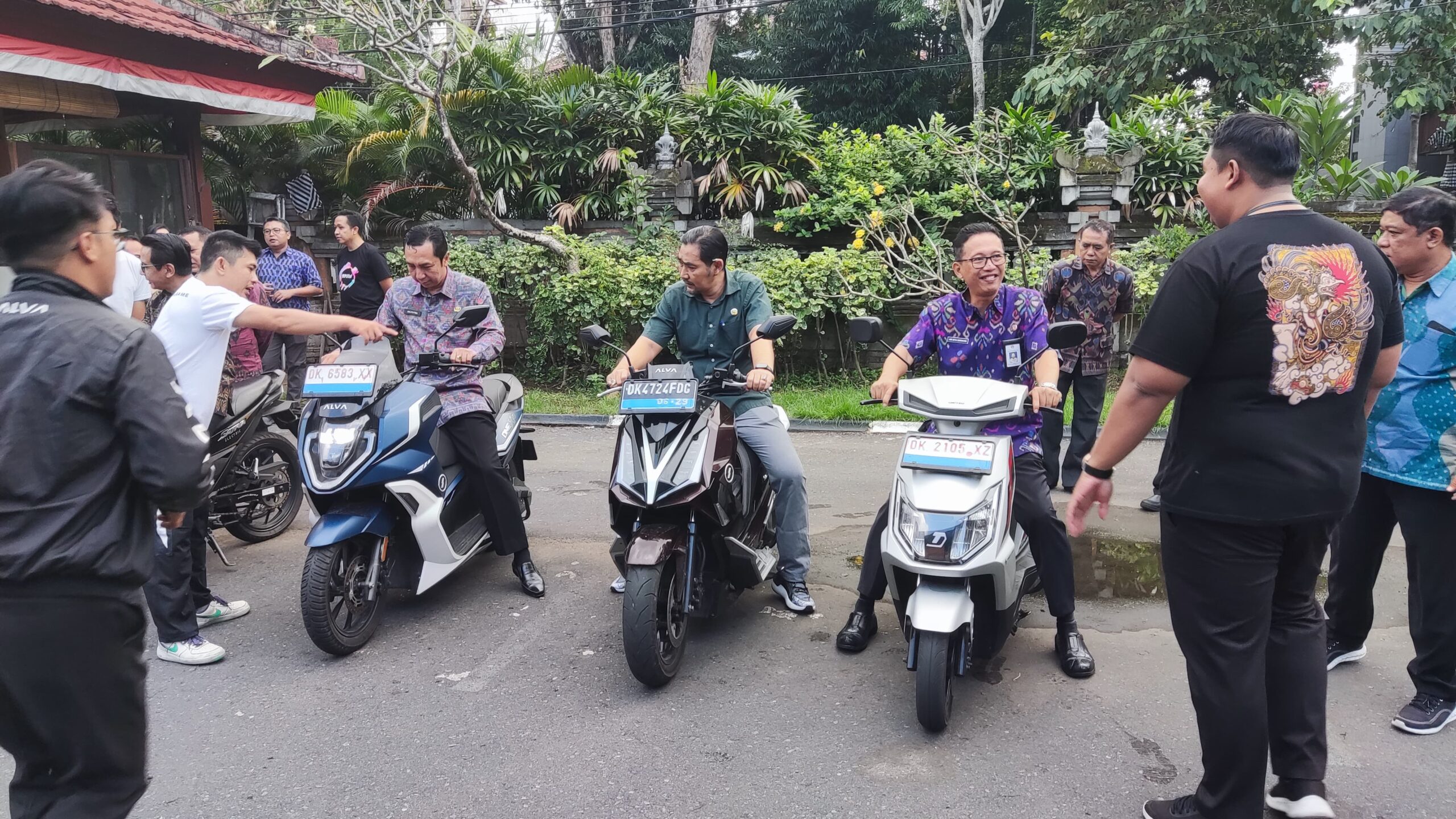 Pemprov Pamerkan dan Test Drive Awal Kendaraan Listrik di Bappeda Bali